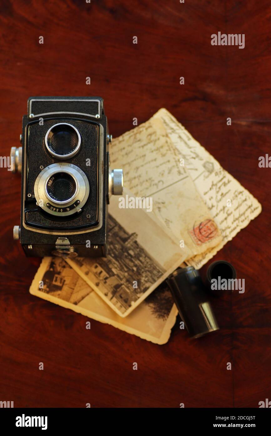 Old twin lens reflex camera hi-res stock photography and images - Alamy