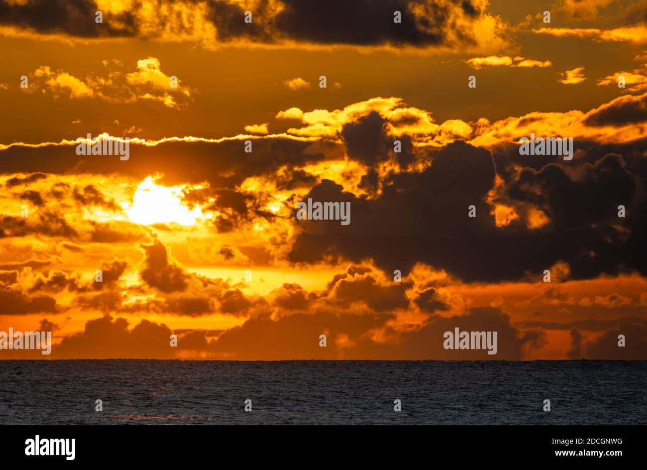 Cloud blocking sunset hi-res stock photography and images - Alamy