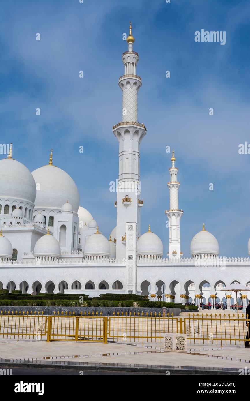 White Minaret of Grand Mosque against blue sky, also called Sheikh ...