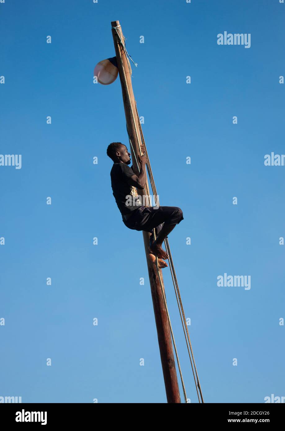 Mast of dhow hi-res stock photography and images - Alamy