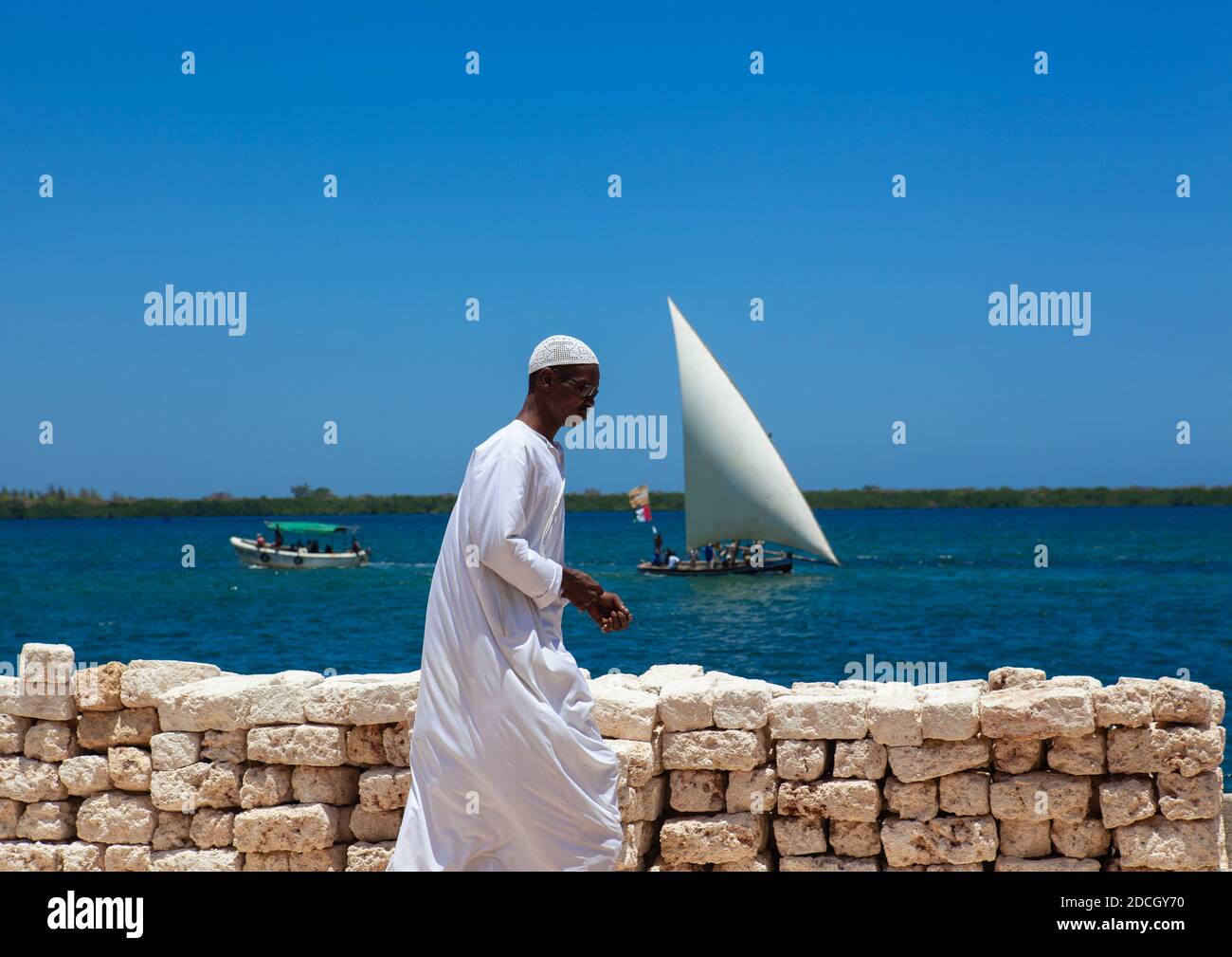 Traditional fishing boat boats lamu africa hi-res stock photography and ...