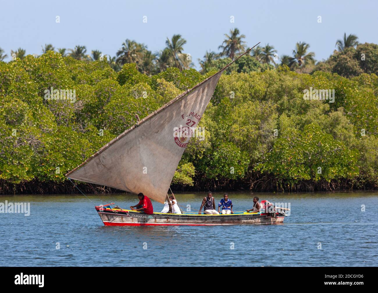 Traditional dhow sailing in the indian ocean hi-res stock photography ...
