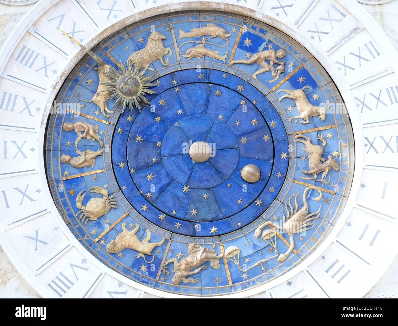 Sundial sun face hi-res stock photography and images - Alamy