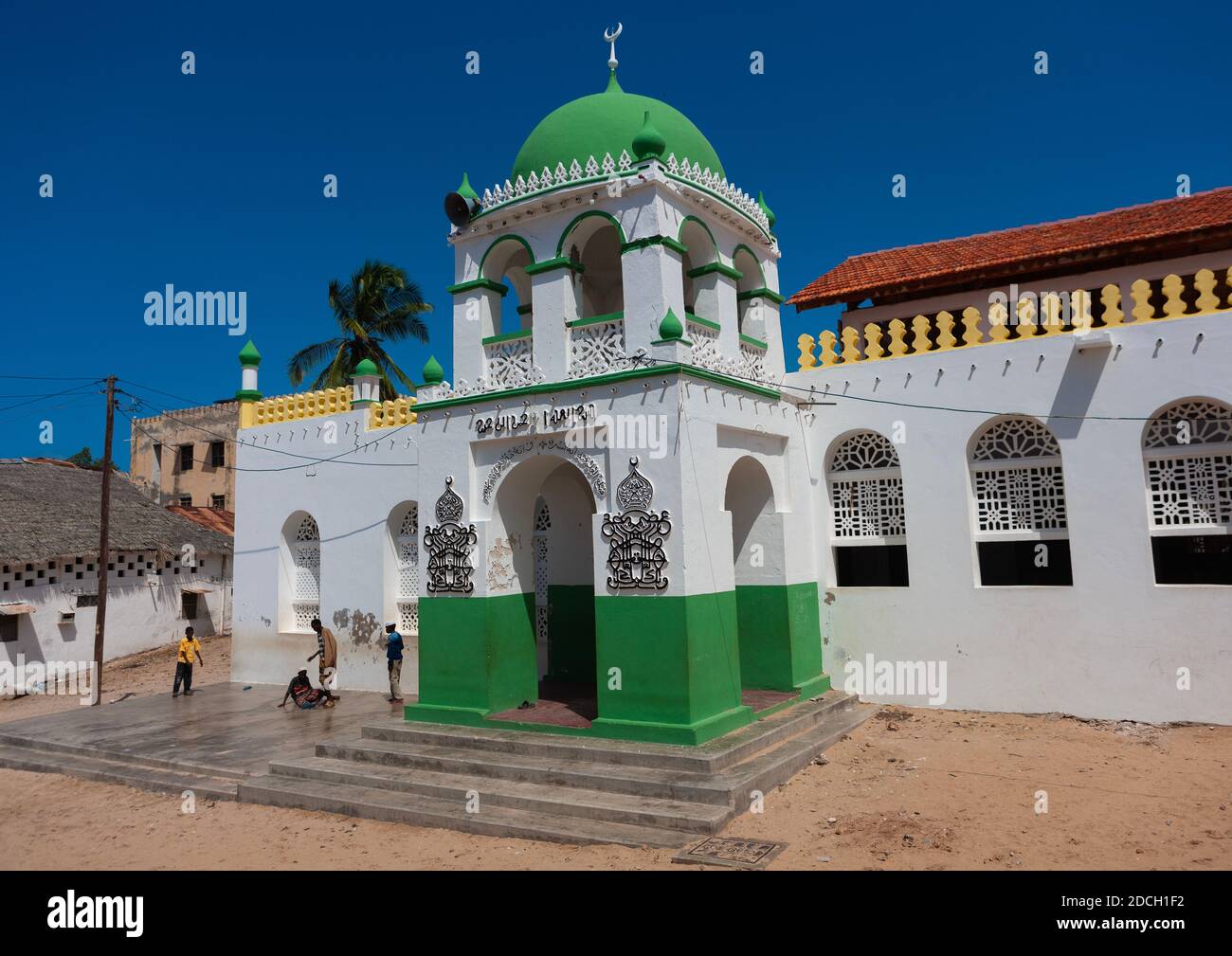 Mosque with a green dome, Lamu County, Lamu, Kenya Stock Photo - Alamy