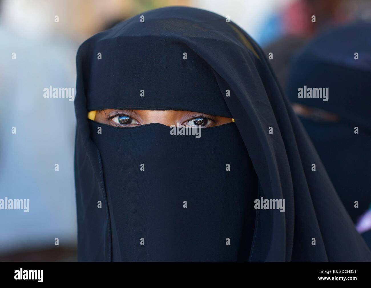 Woman wearing burqa hi-res stock photography and images - Alamy