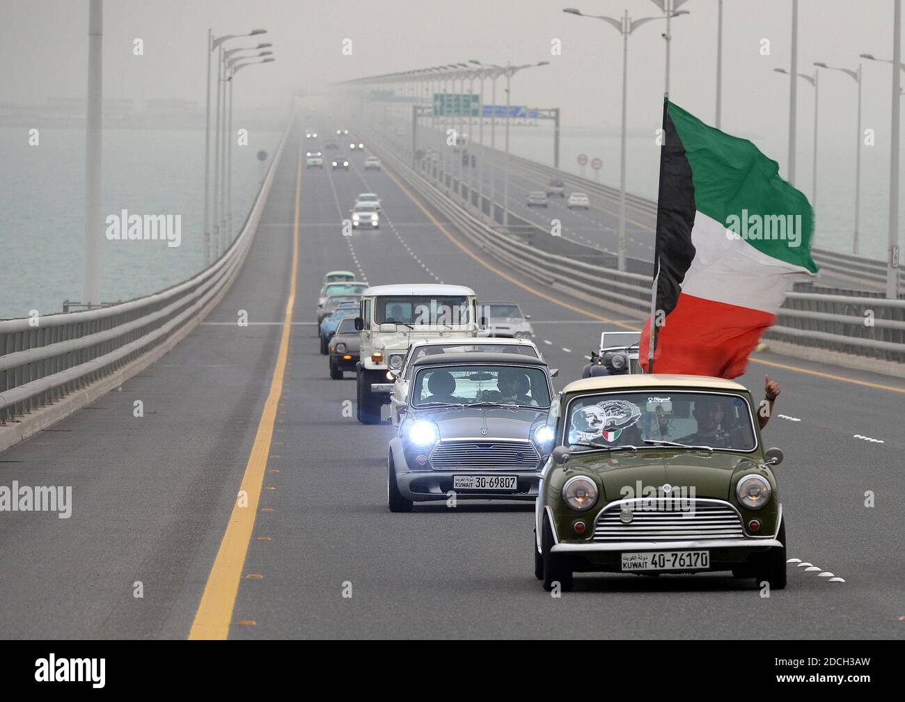 (201121) -- KUWAIT CITY, Nov. 21, 2020 (Xinhua) -- People drive classic ...