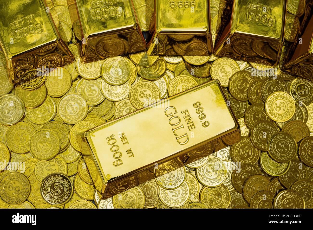 Closeup shiny gold bar 1 kg on the lot of stack gold coin Stock Photo ...