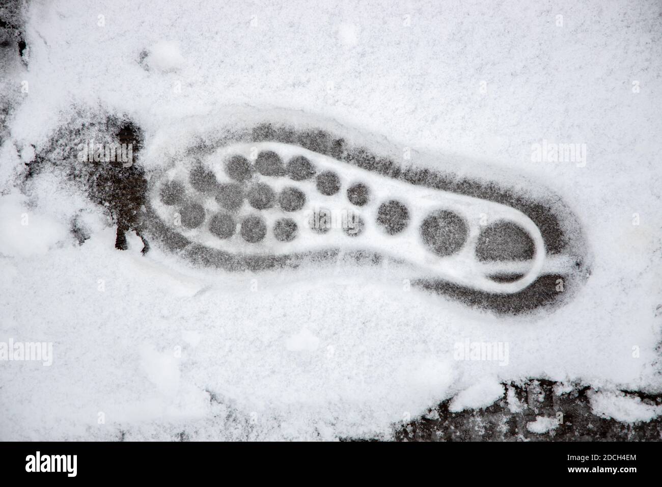 Footprint of shoes on the loose snow Stock Photo - Alamy