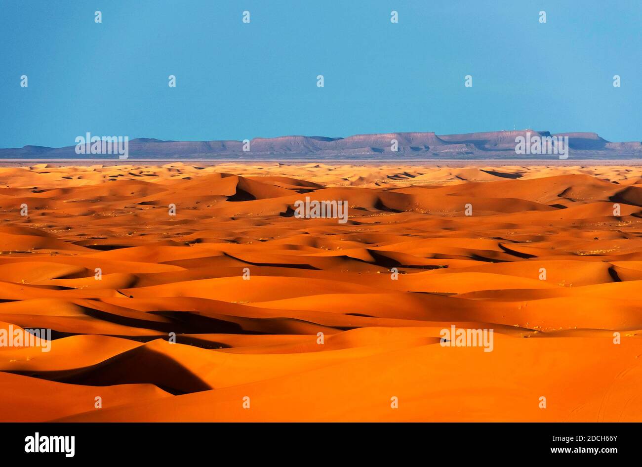 Sand dunes in Sahara Desert, Africa Stock Photo - Alamy