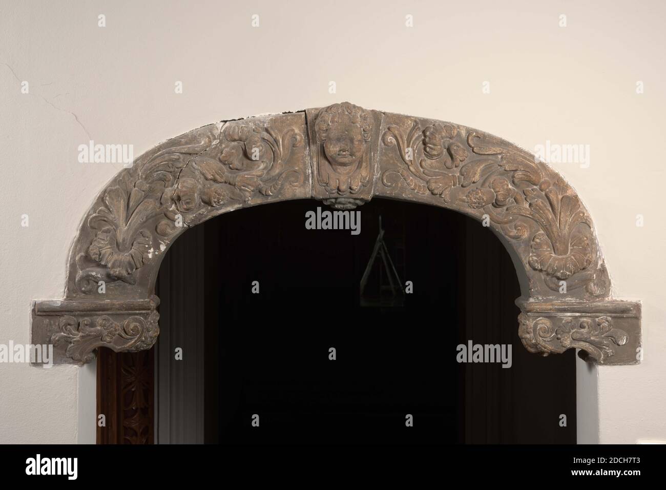 Inward facing lions head hi-res stock photography and images - Alamy