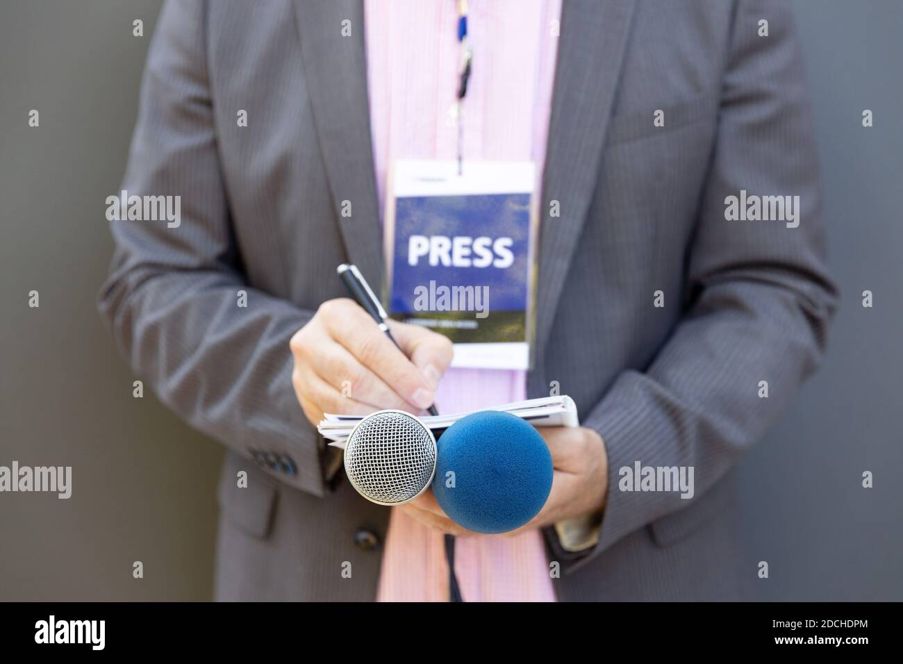 Male reporter hi-res stock photography and images - Alamy