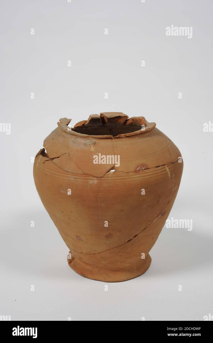 14th century chest hi-res stock photography and images - Alamy