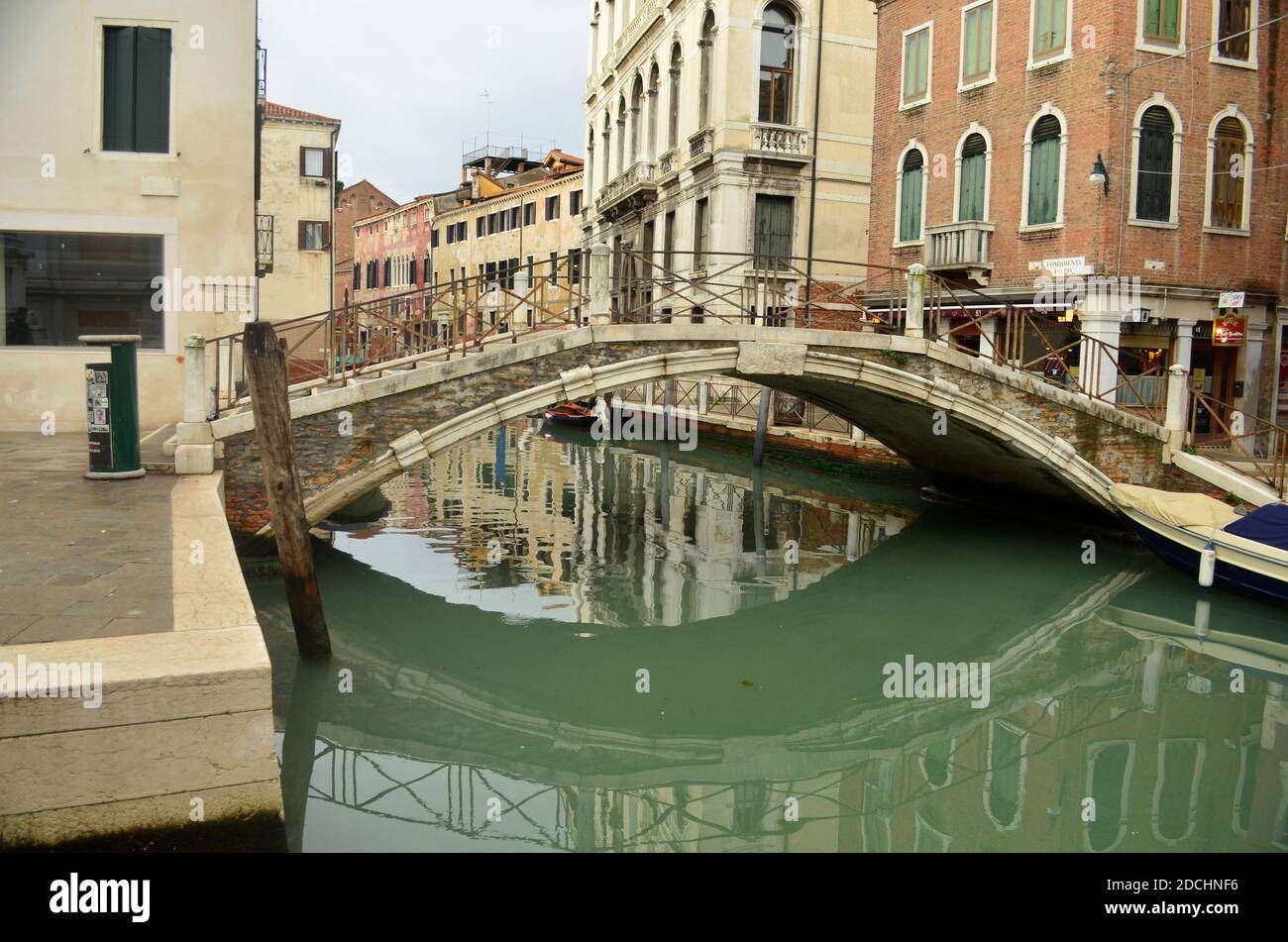 Foot bridge over a narrow canal in Venice Stock Photo - Alamy