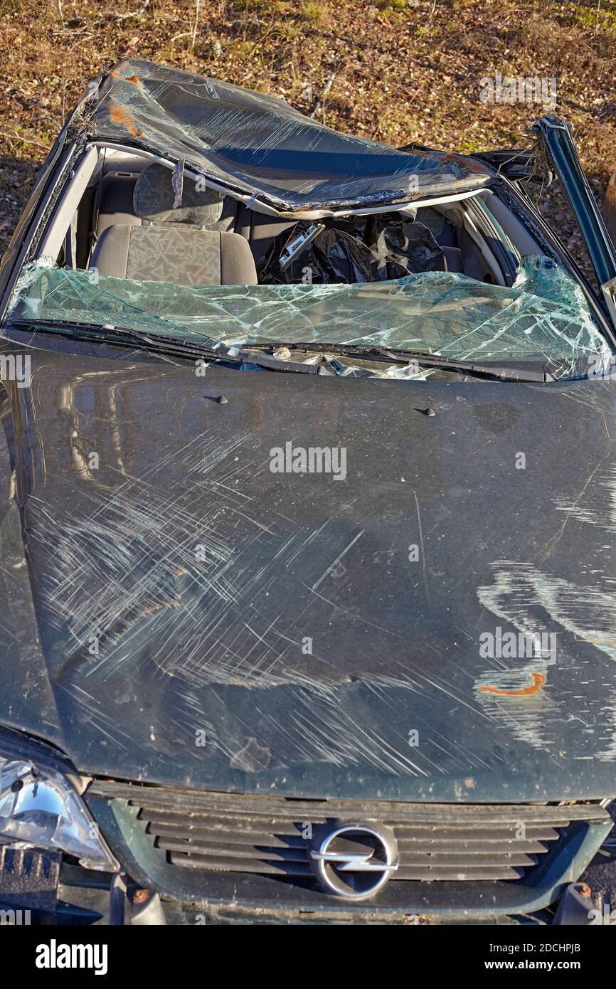 Car accident wreckage people hi-res stock photography and images - Alamy