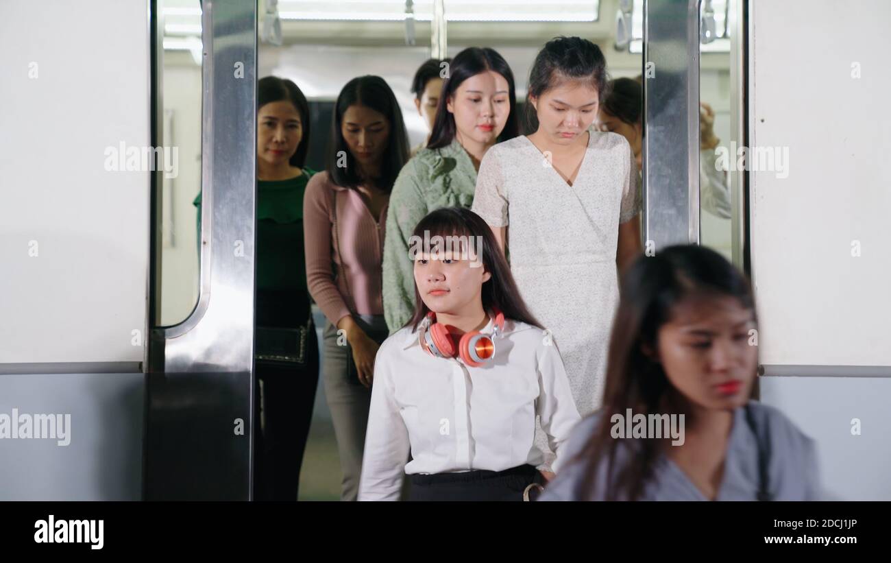 Crowd standing transportation city life hi-res stock photography and ...