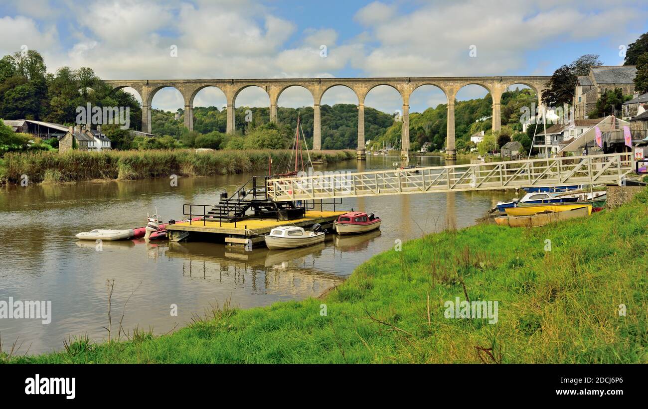 Calstock railway viaduct over the river Tamar Stock Photo - Alamy