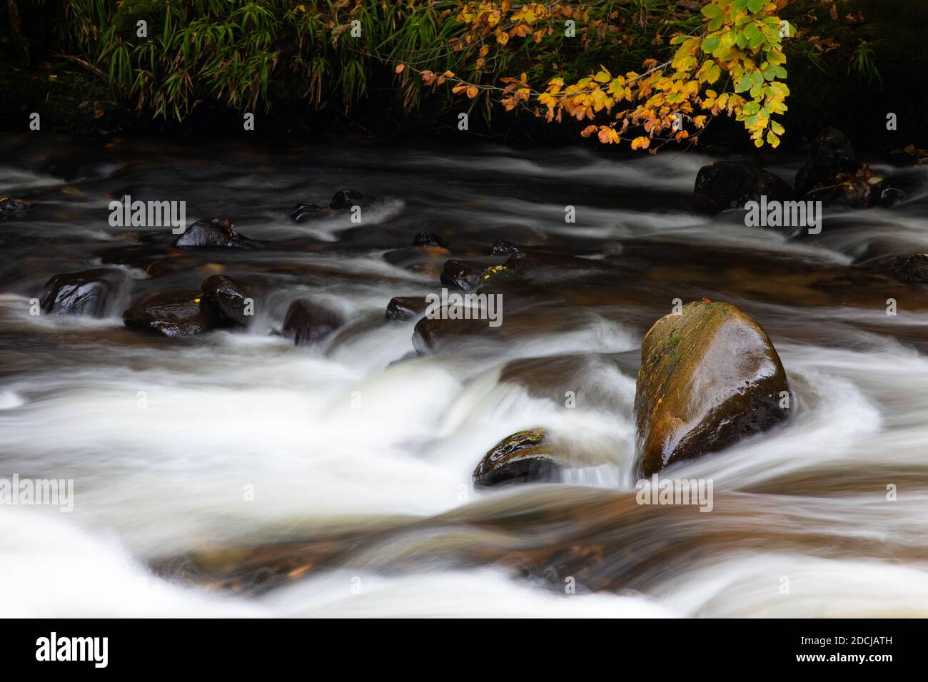 River flowing slow shutter speed hi-res stock photography and images ...