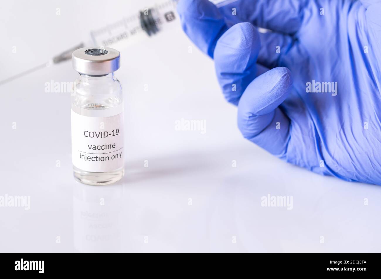 Doctor withdrawing medication from Coronavirus vaccine tube Stock Photo ...