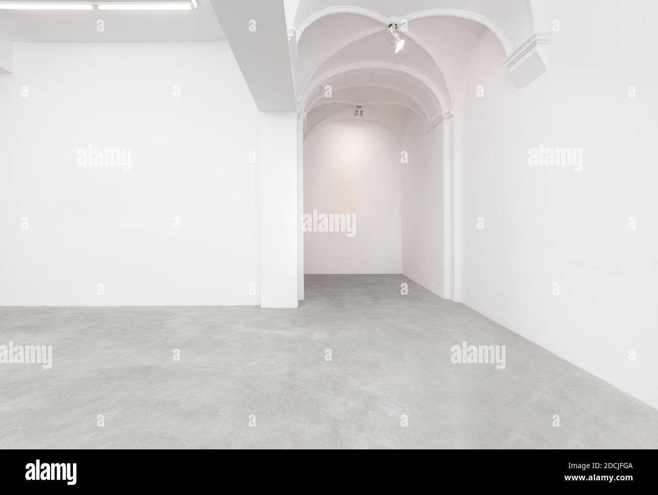 An interior view of an empty art gallery Stock Photo - Alamy
