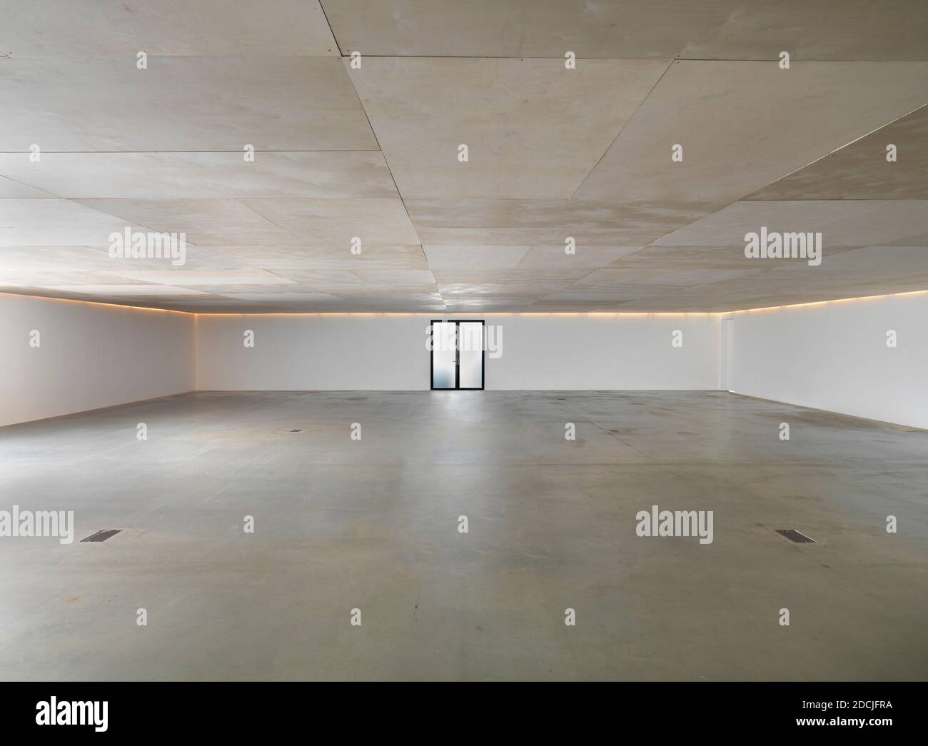 An interior view of an empty art gallery Stock Photo - Alamy