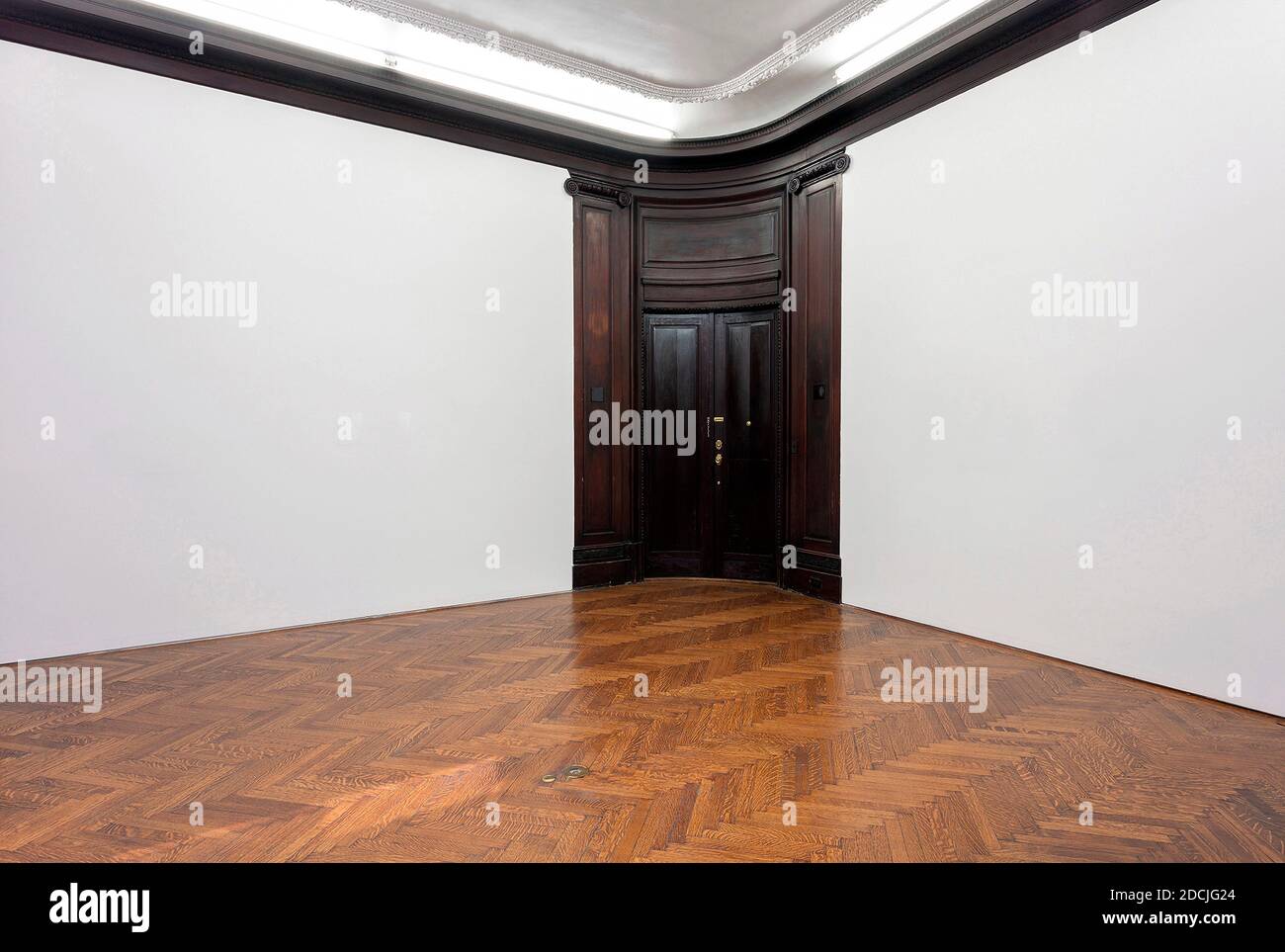An interior view of an empty art gallery Stock Photo - Alamy