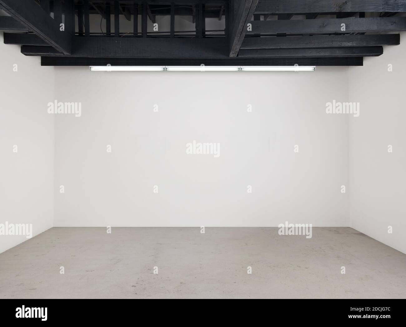 An interior view of an empty art gallery Stock Photo - Alamy