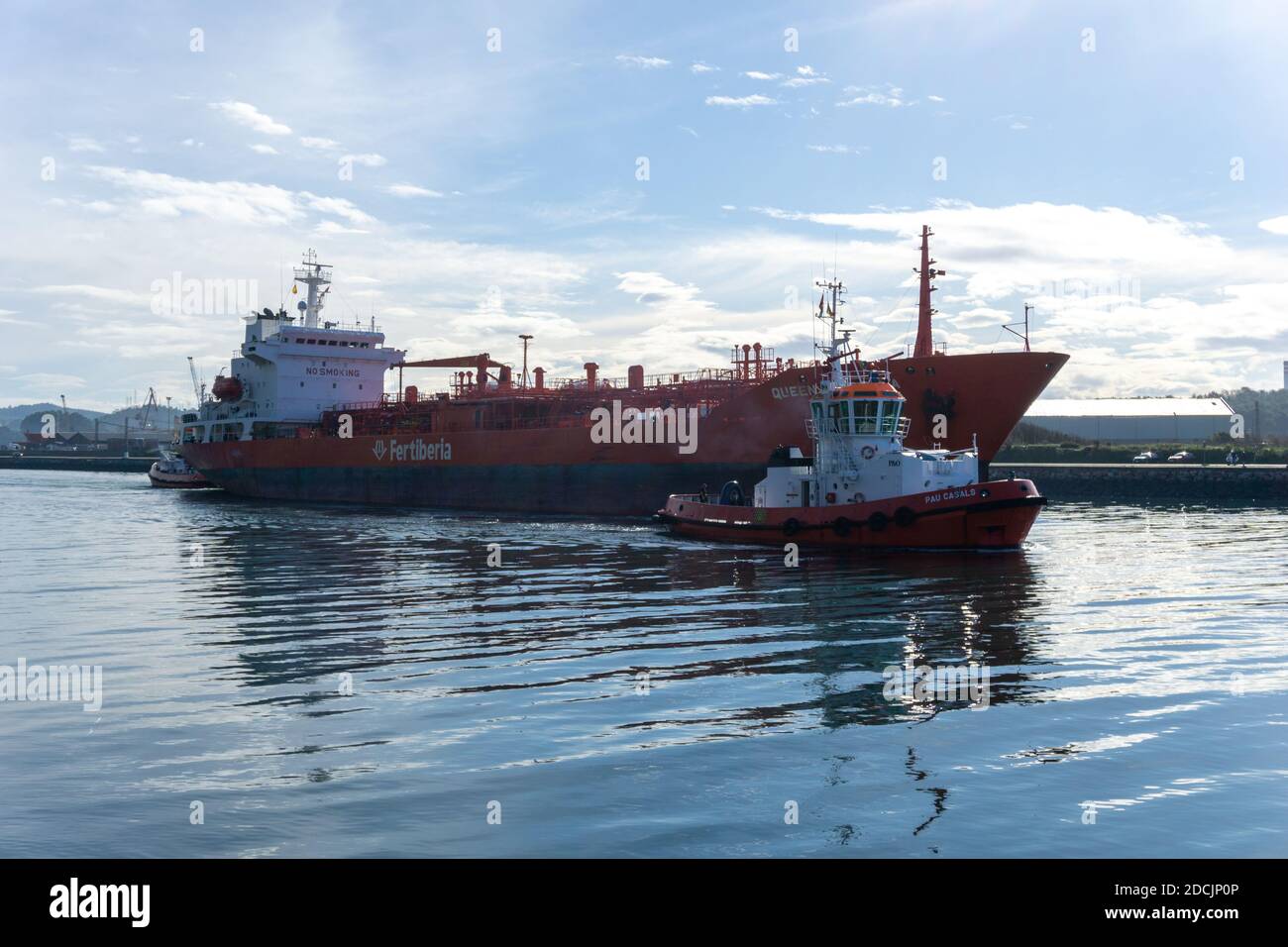 Avilés, Asturias / Spain - 7 November 2020: freight ship and tugboat on ...