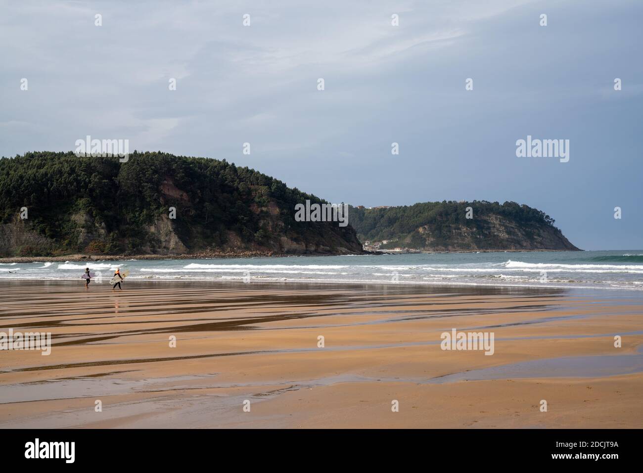 Surfer chicks hi-res stock photography and images - Alamy