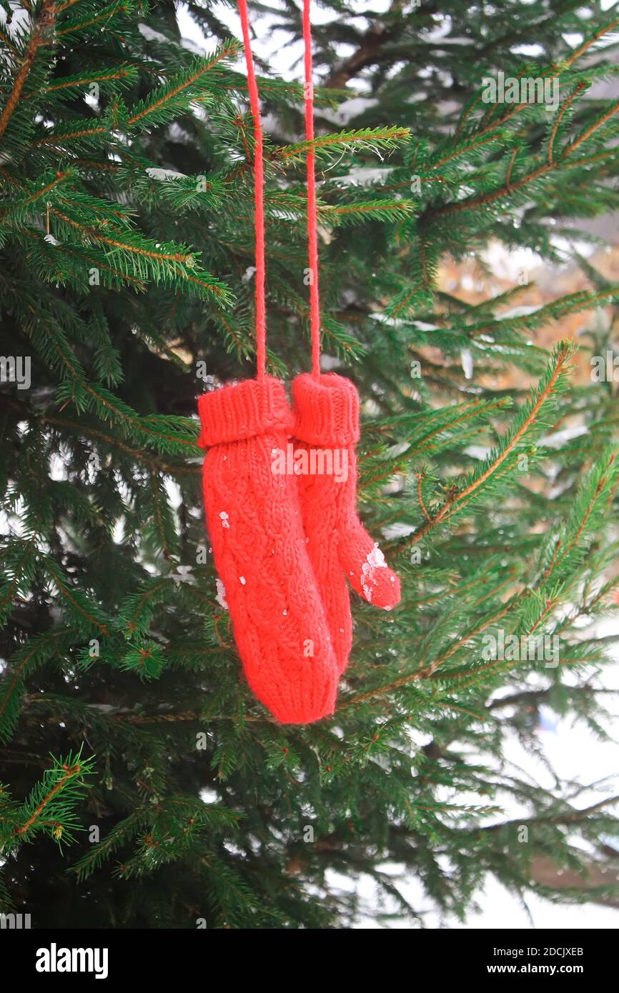 Hanging mittens hi-res stock photography and images - Alamy