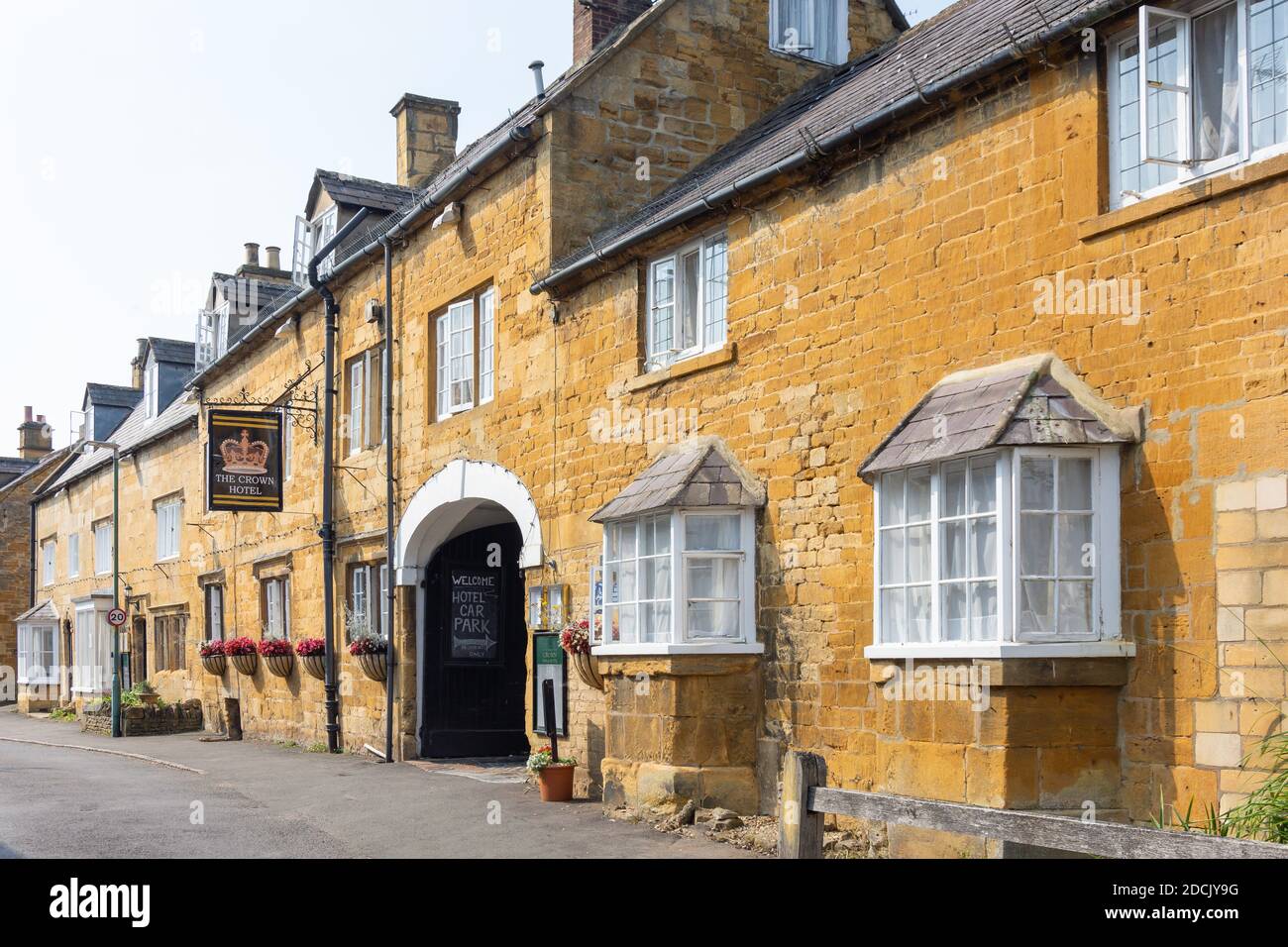 Crown hotel pub hi-res stock photography and images - Alamy