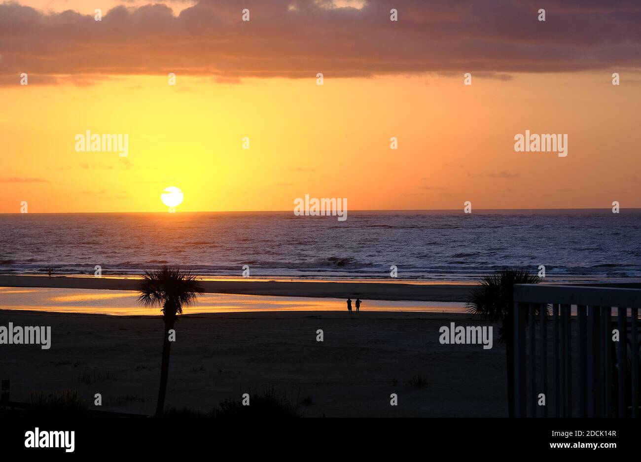 Sunrise over beach hi-res stock photography and images - Alamy