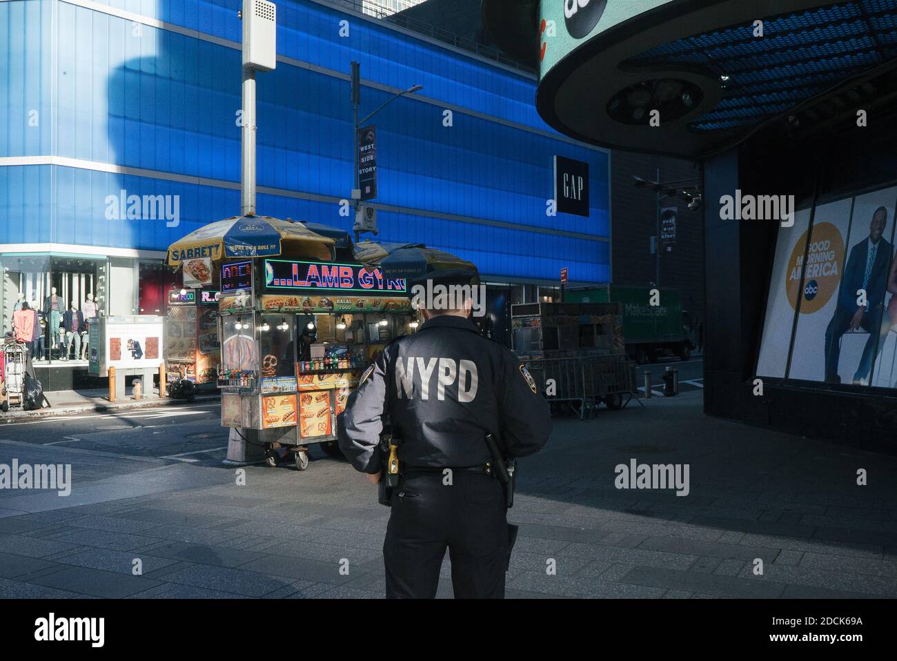 Manhattan, New York. November 20, 2020. NYPD policeman stands in front ...