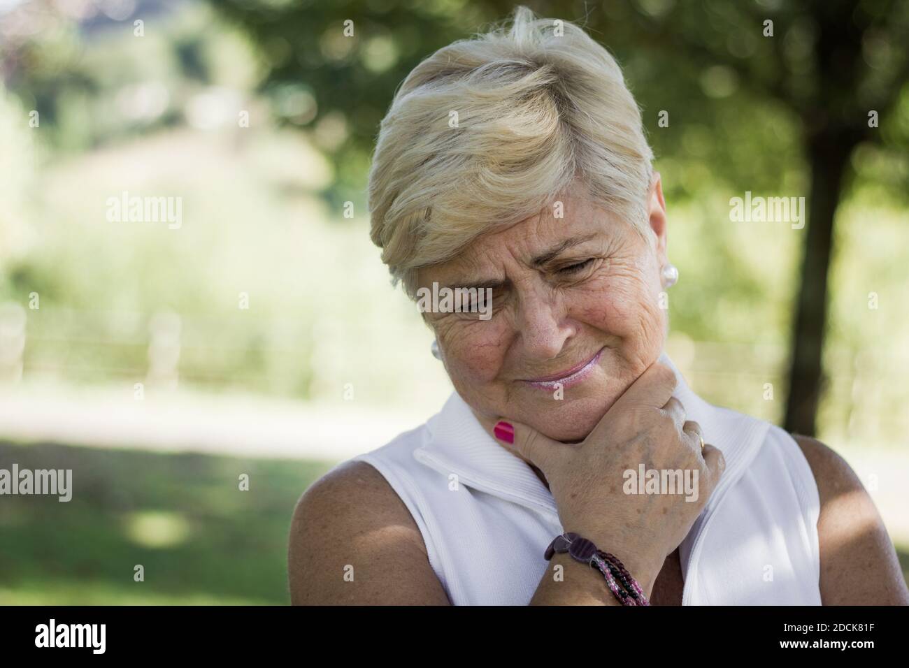 Old lady crying hi-res stock photography and images - Alamy