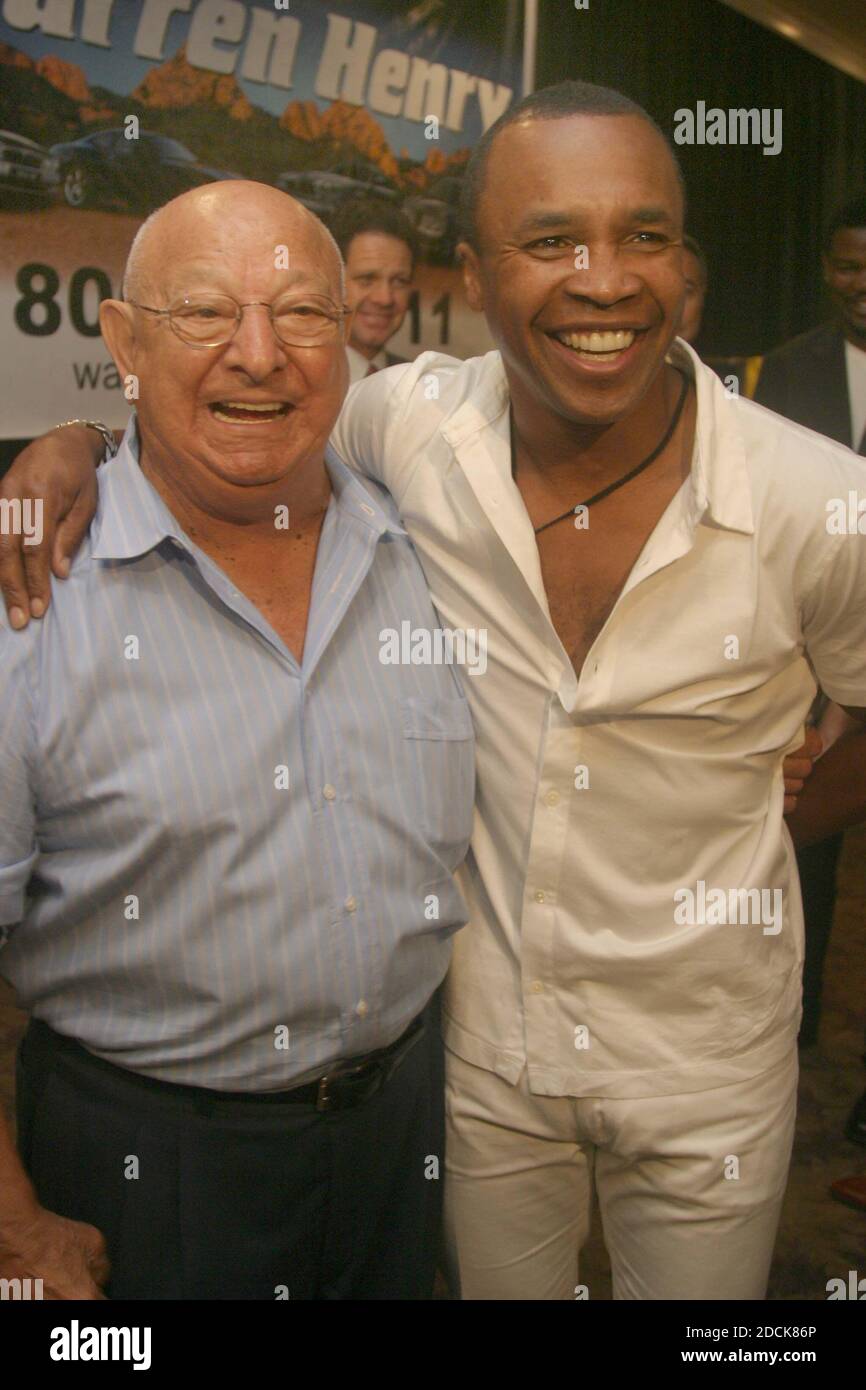 6-4-2003 Miami, FL Sugar Ray Leonard announced that he will train with ...