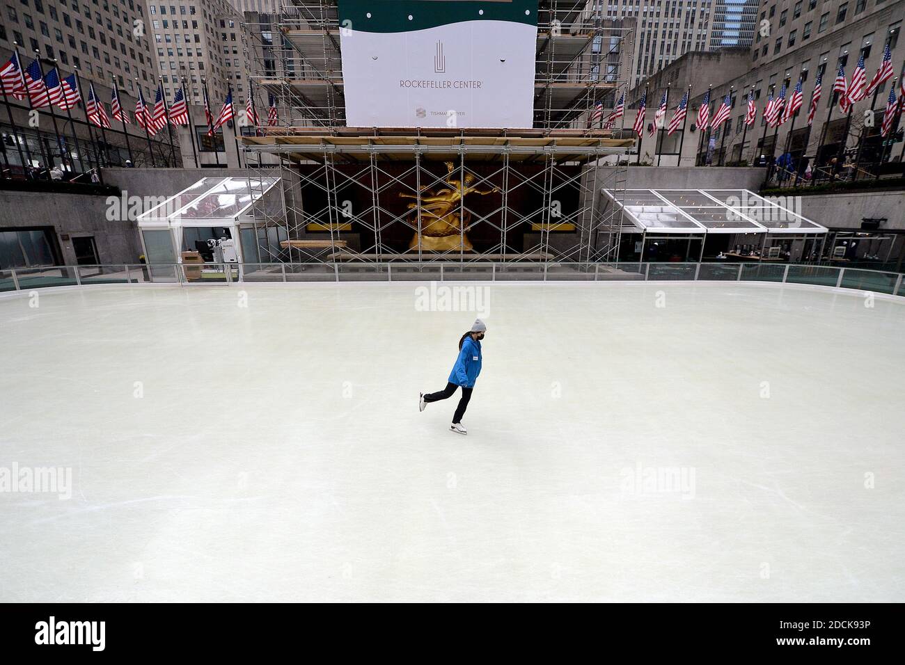 New York City, USA. 21st Nov, 2020. A member of the ice rink staff ...