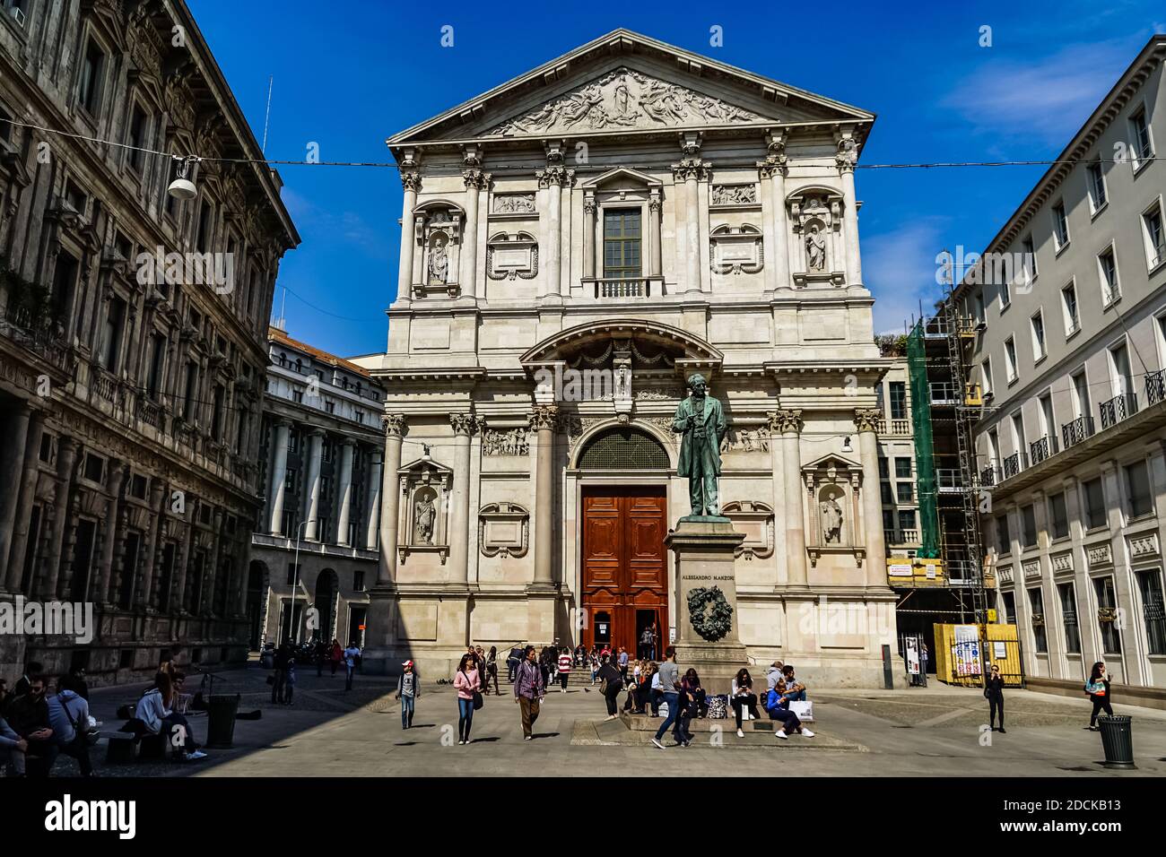 Milan street view hi-res stock photography and images - Alamy