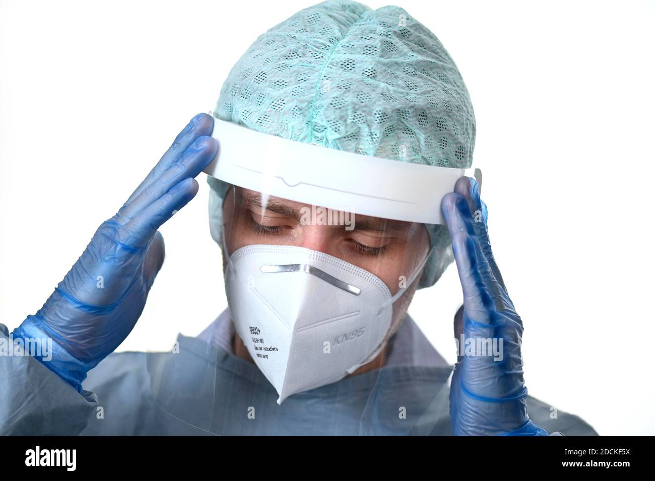 Medical staff overworked, gestures, hands over head, corona crisis ...