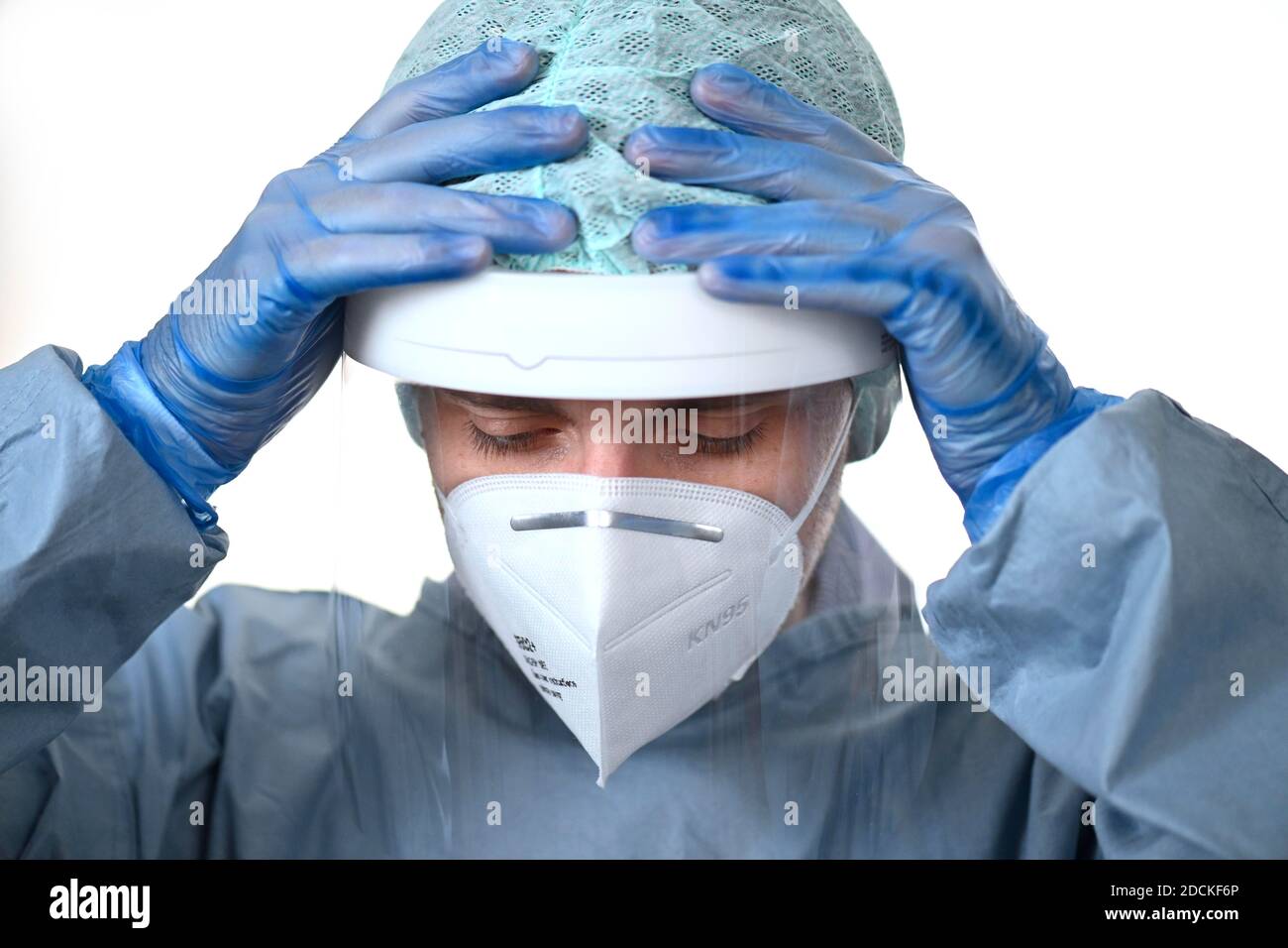 Medical staff overworked, gestures, hands over head, corona crisis ...