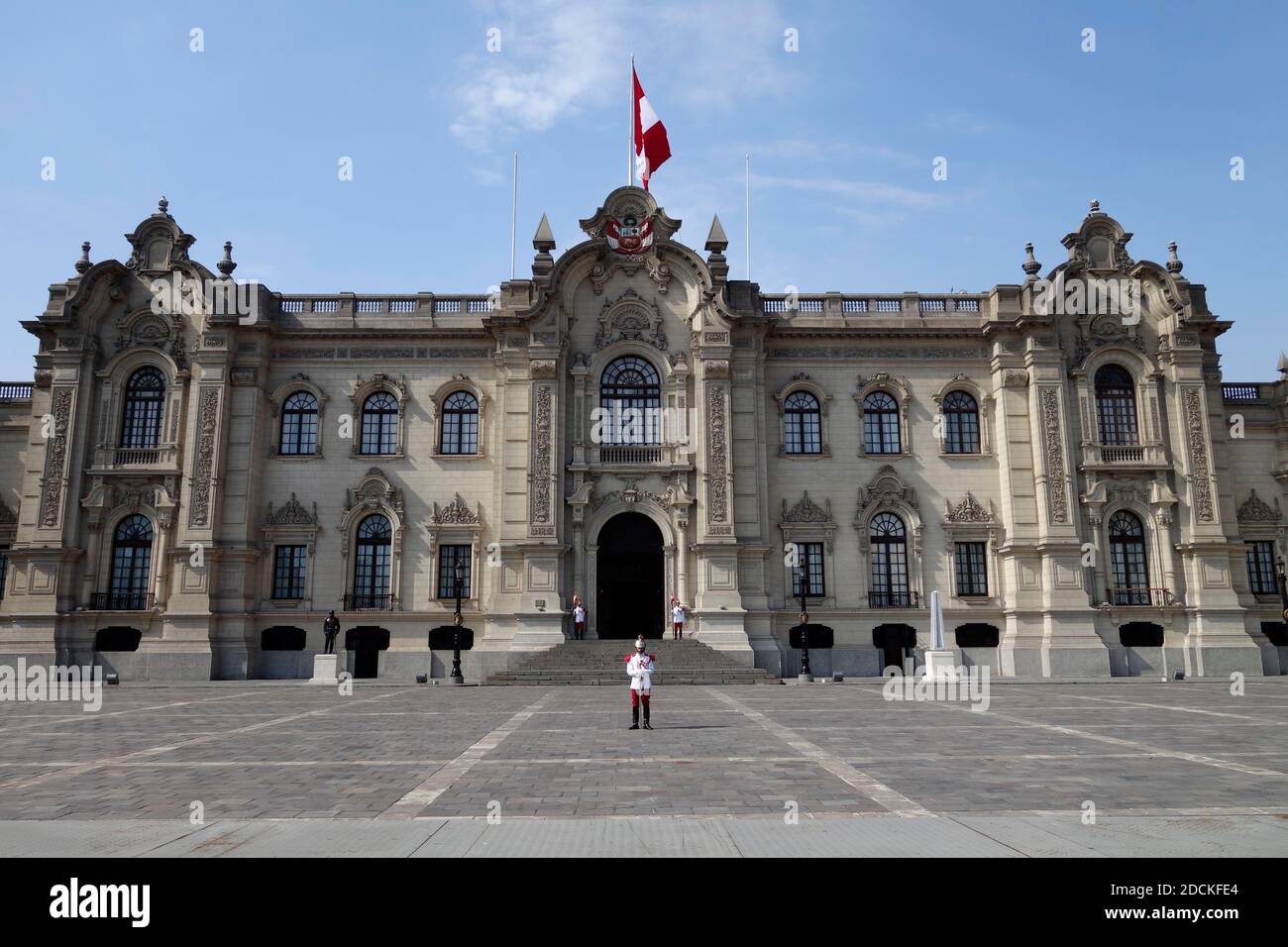 Guards outside the presidential palace, Lima, Peru Stock Photo - Alamy