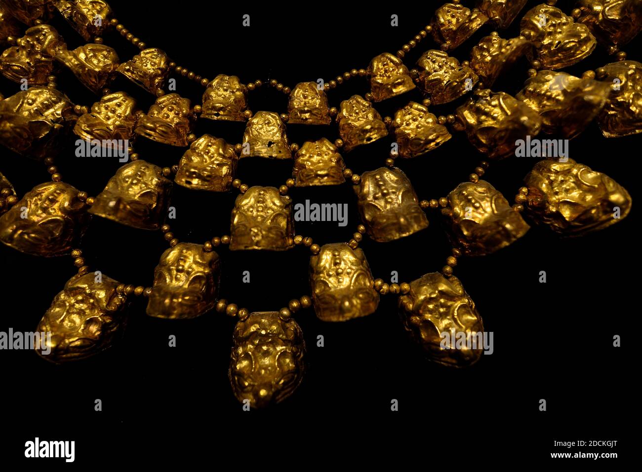 Burial gift of gold, necklace, Moche culture, Museum Tumbas Reales or ...