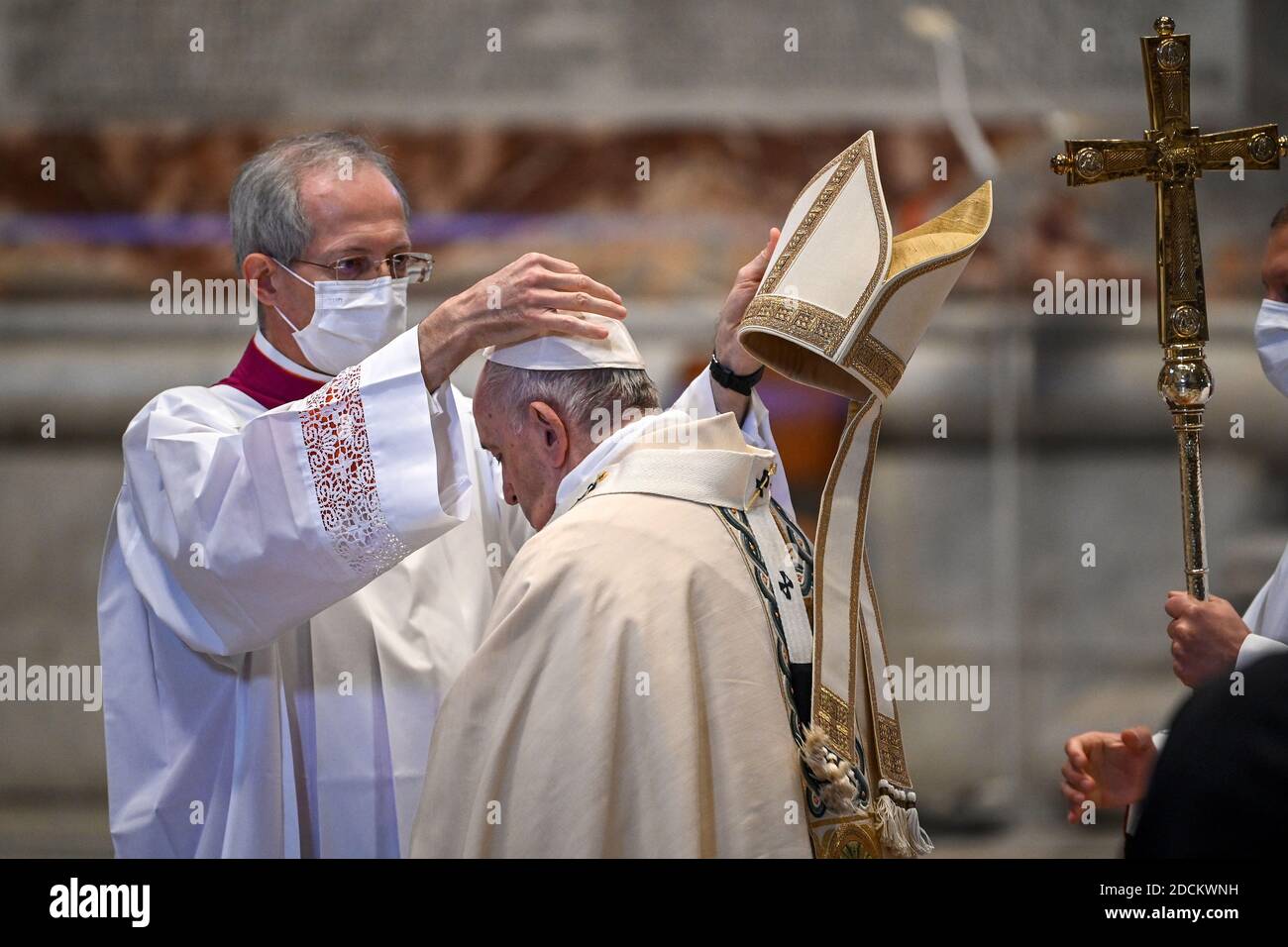 Pontifical mitre hi-res stock photography and images - Alamy