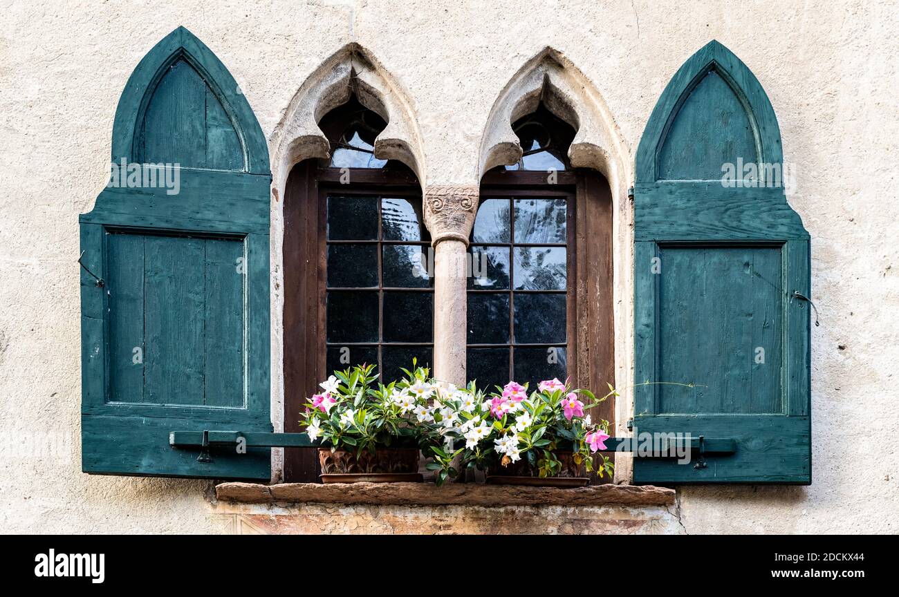 Gotica window hi-res stock photography and images - Alamy