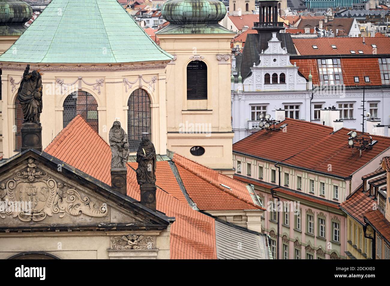 Statues on buildings hi-res stock photography and images - Alamy