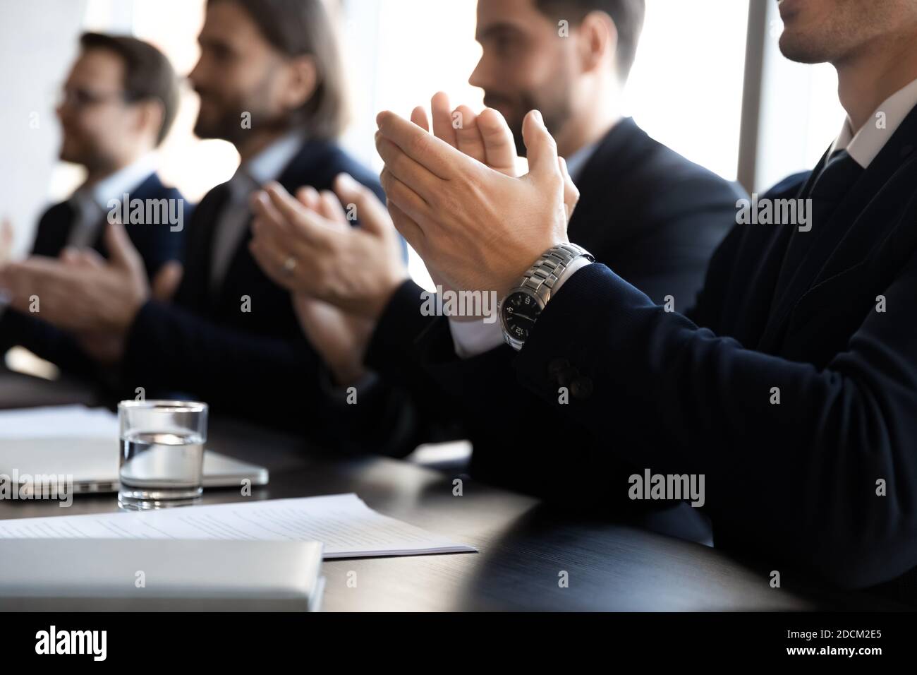 Applaud hi-res stock photography and images - Alamy