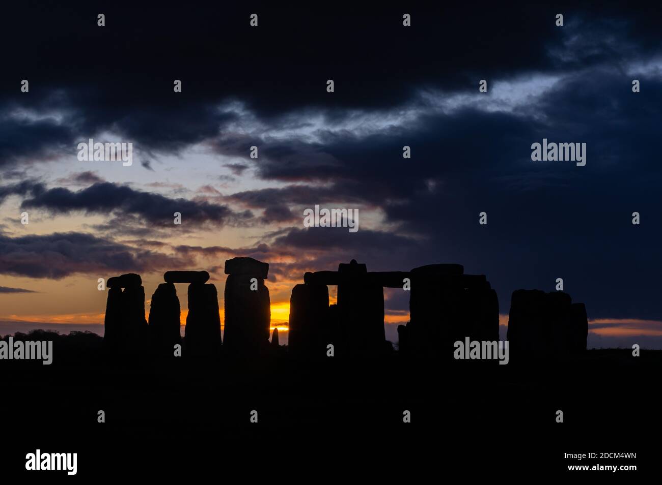 Stonehenge sunset wiltshire england hi-res stock photography and images ...
