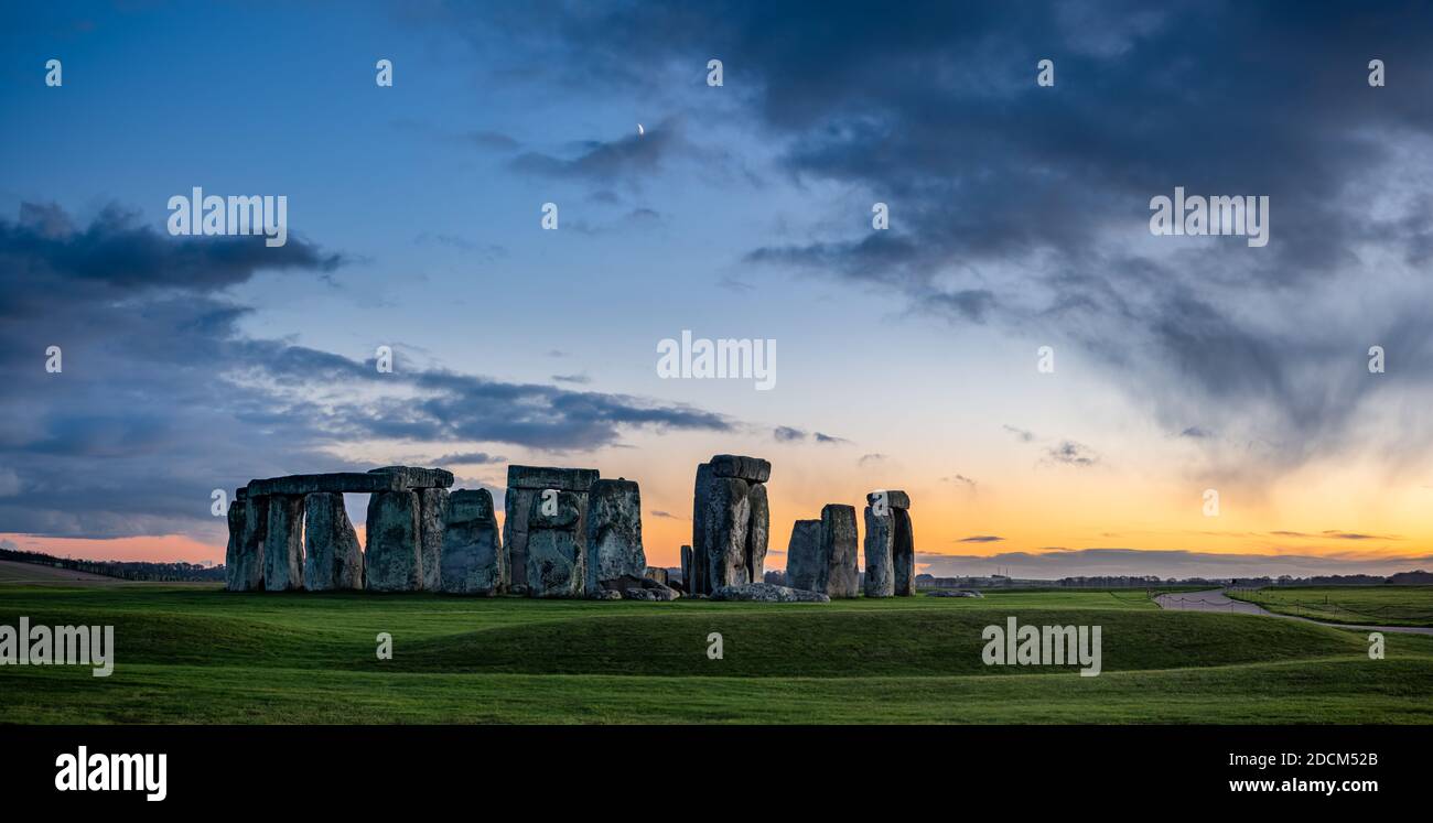 English standing stones hi-res stock photography and images - Alamy