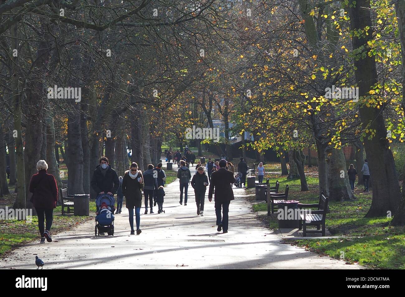 London, UK. 22nd Nov, 2020. Londoners take advantage of a very warm ...