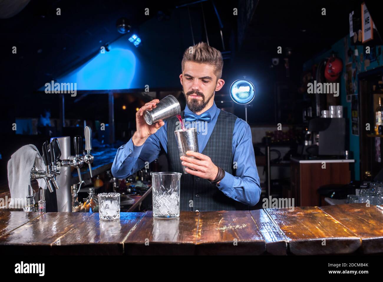 Bartender mixes a cocktail in the bar Stock Photo - Alamy
