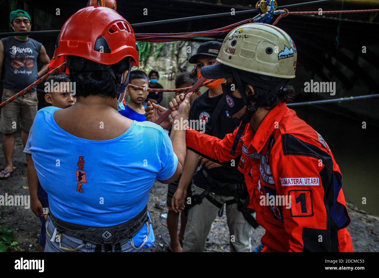 Vertical Rescue Indonesia training the community in dealing with flood ...