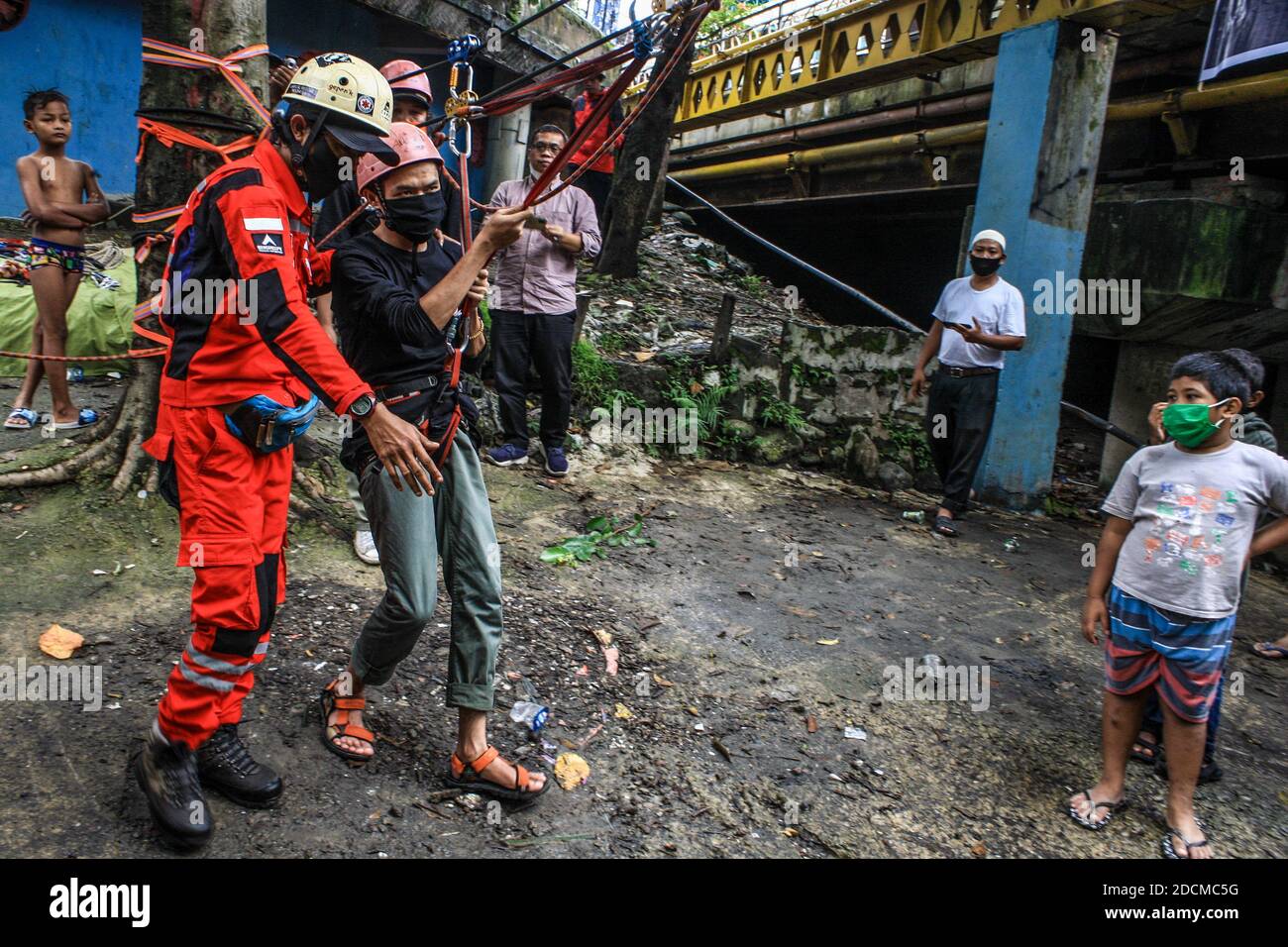 Vertical Rescue Indonesia training the community in dealing with flood ...